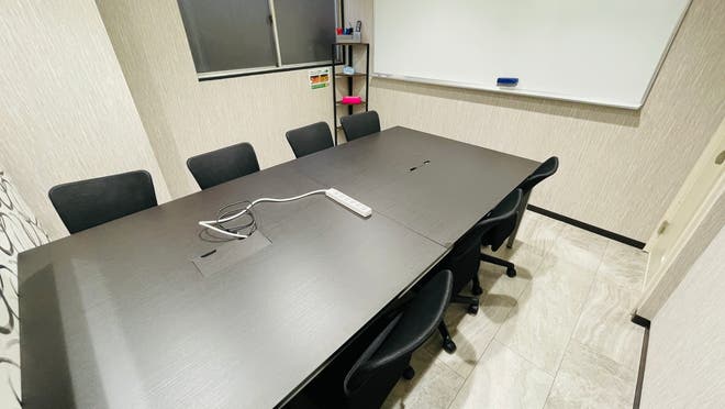 【¥880/30分!目黒駅東口徒歩1分】モニター・フリードリンク付き8名会議室(Room B)※予約時間前は入室不可の写真2