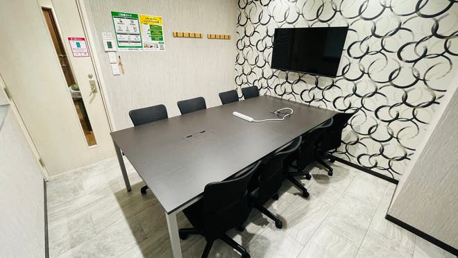 【¥880/30分!目黒駅東口徒歩1分】モニター・フリードリンク付き8名会議室(Room B)※予約時間前は入室不可の写真1