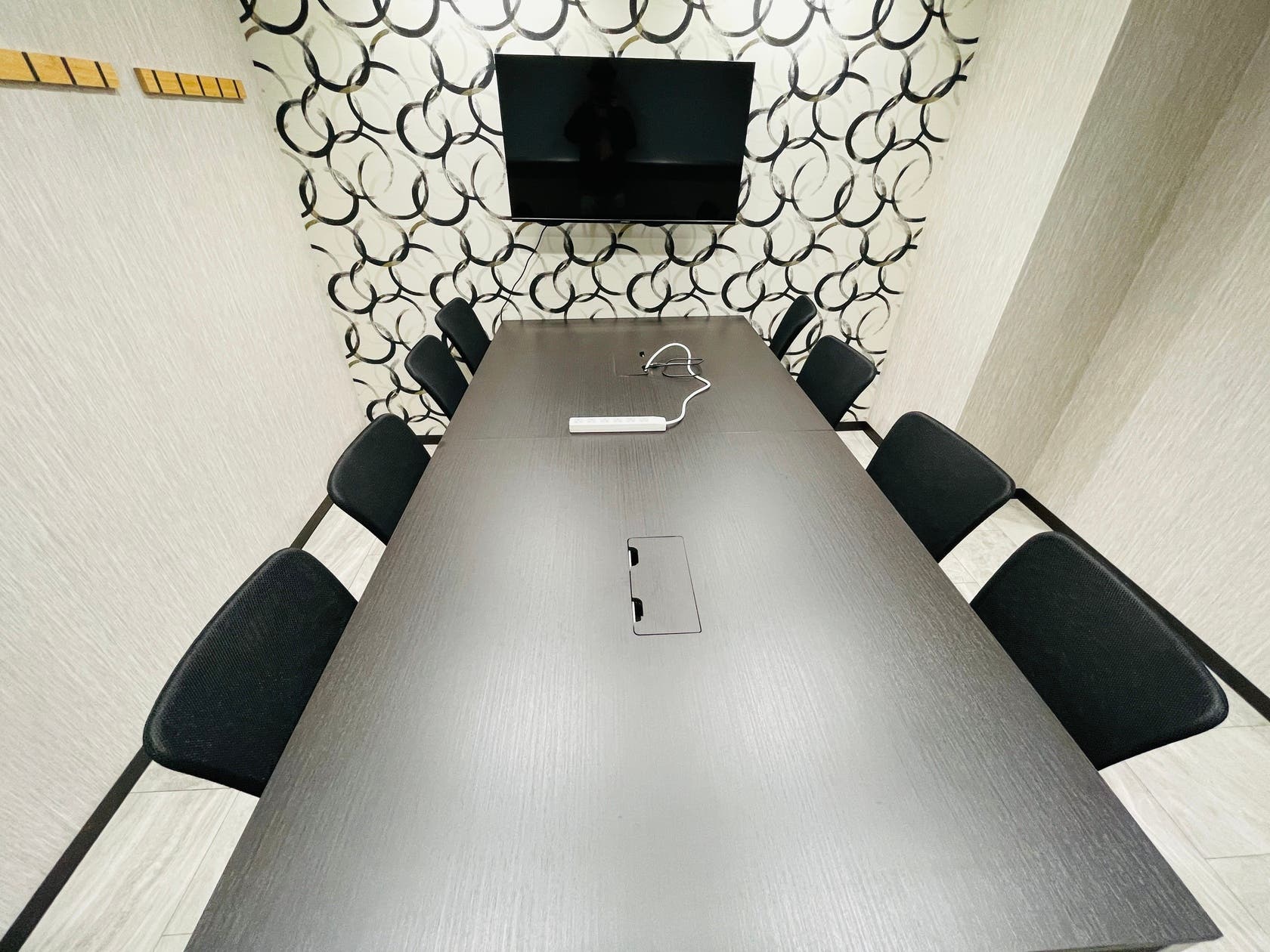 【¥880/30分！目黒駅東口徒歩1分】モニター・フリードリンク付き8名会議室（Room B）※予約時間前は入室不可の写真4