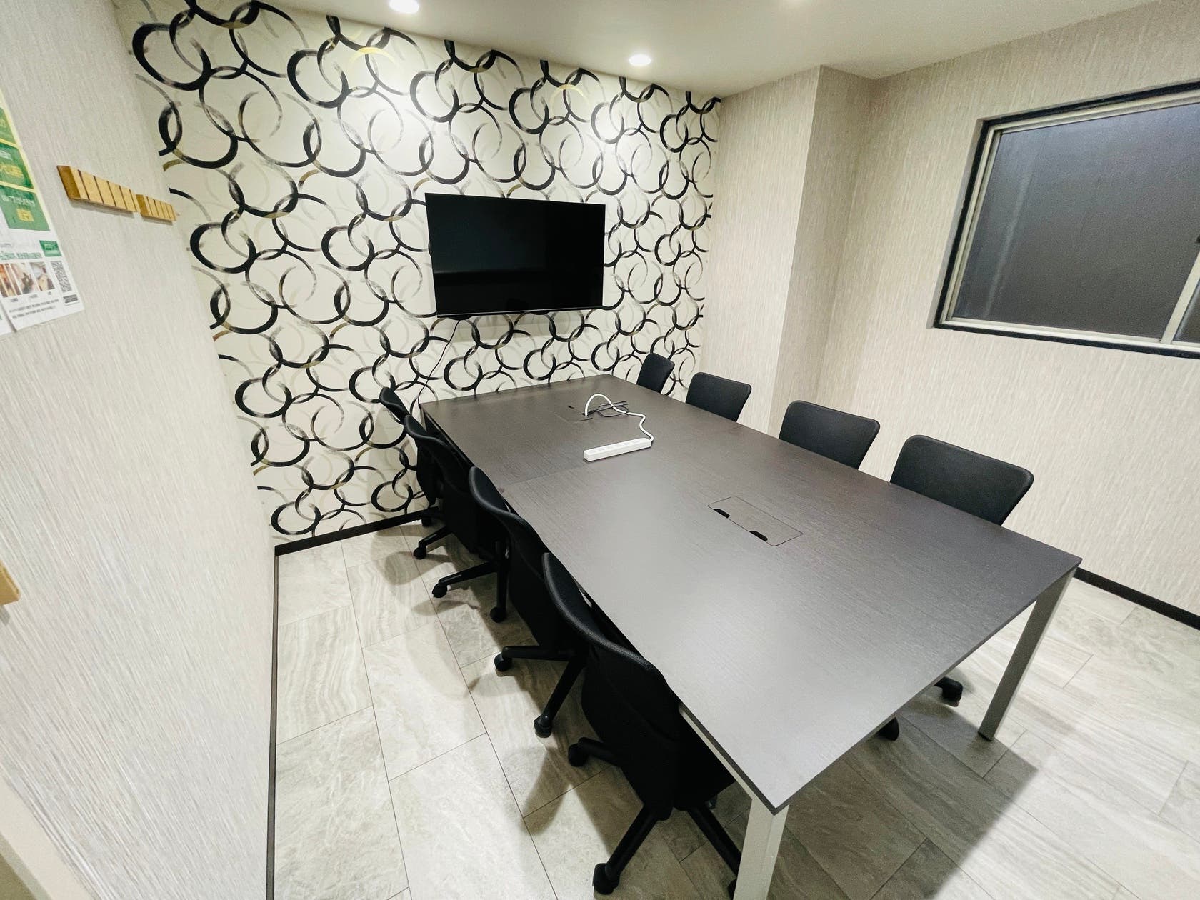 【¥880/30分！目黒駅東口徒歩1分】モニター・フリードリンク付き8名会議室（Room B）※予約時間前は入室不可の写真5