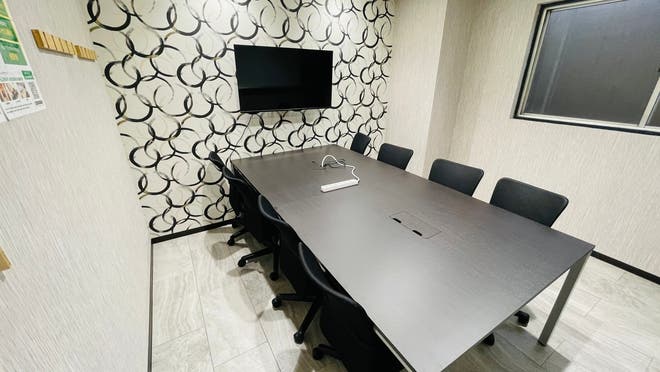 【¥880/30分!目黒駅東口徒歩1分】モニター・フリードリンク付き8名会議室(Room B)※予約時間前は入室不可の写真5