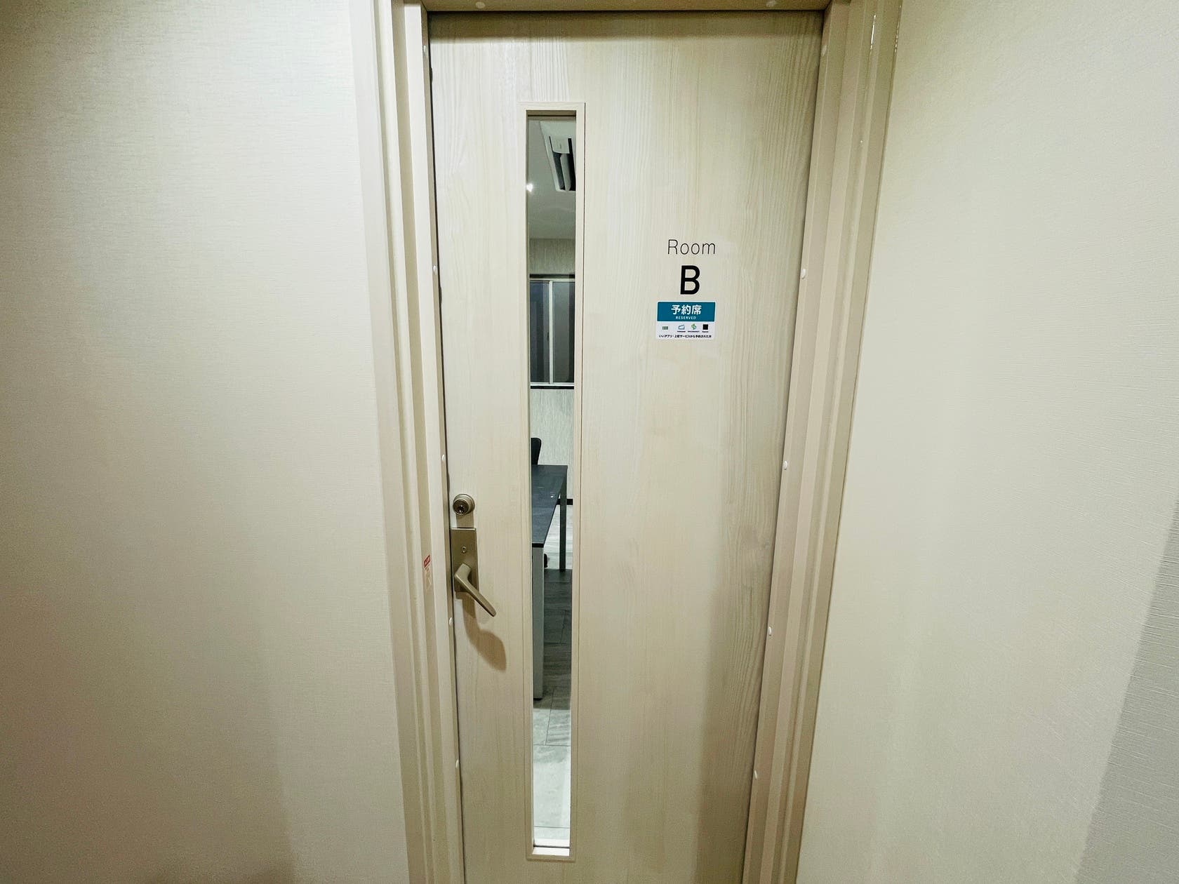 【¥880/30分！目黒駅東口徒歩1分】モニター・フリードリンク付き8名会議室（Room B）※予約時間前は入室不可の写真6