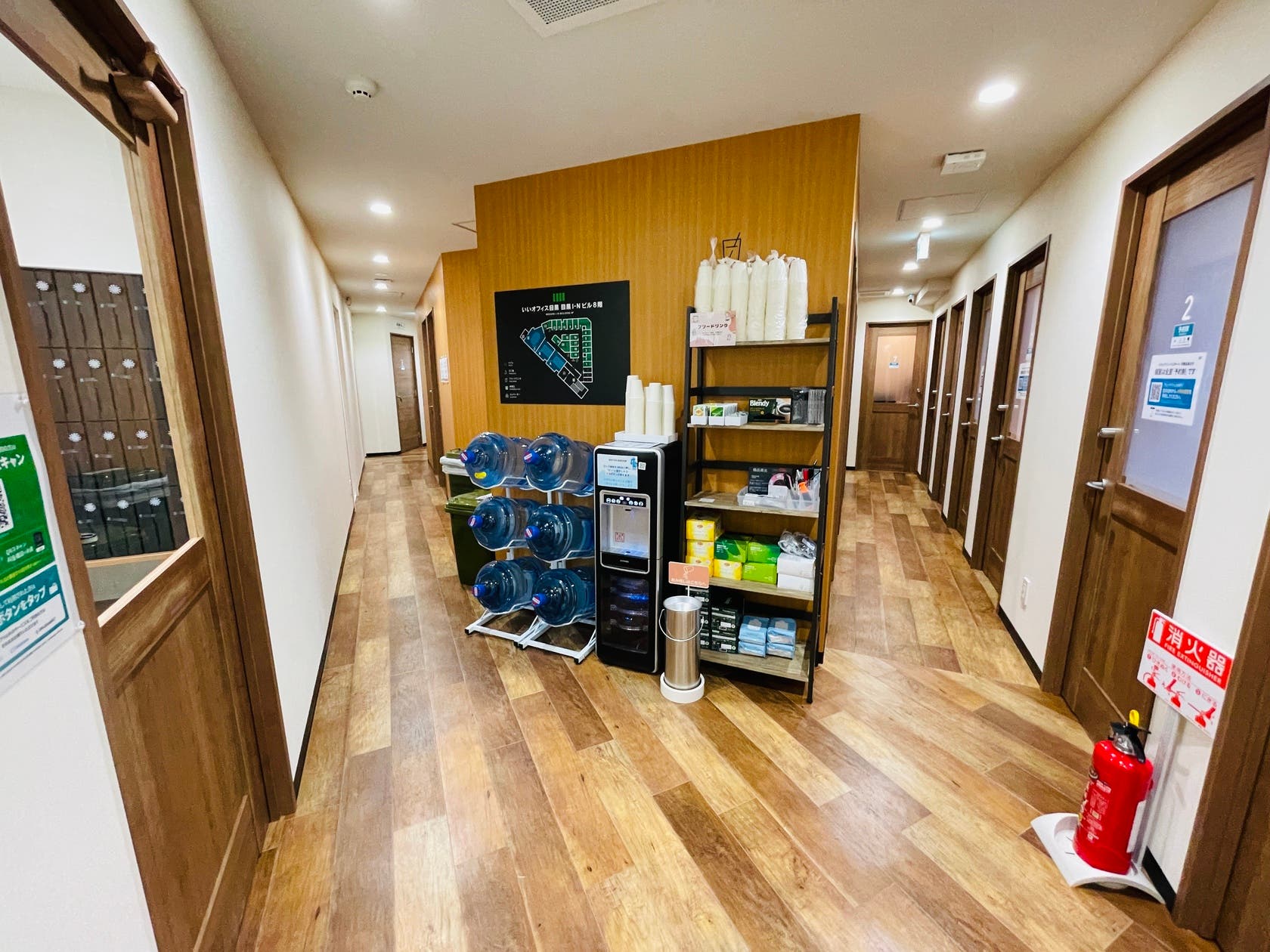 【¥990/30分！目黒駅東口徒歩1分】モニター・フリードリンク付き10名会議室（Room C）※予約時間前は入室不可の写真13