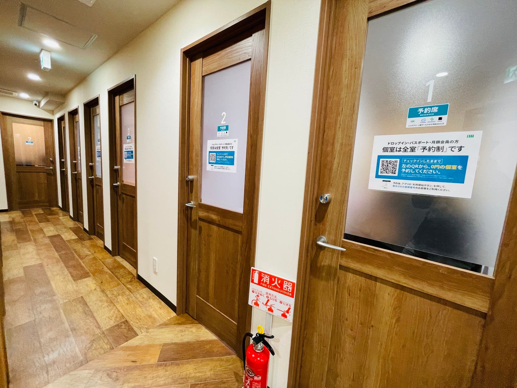 【¥660/1時間！目黒駅東口徒歩1分】モニター・フリードリンク付き1名個室（ブース3）※予約時間前は入室不可の写真5