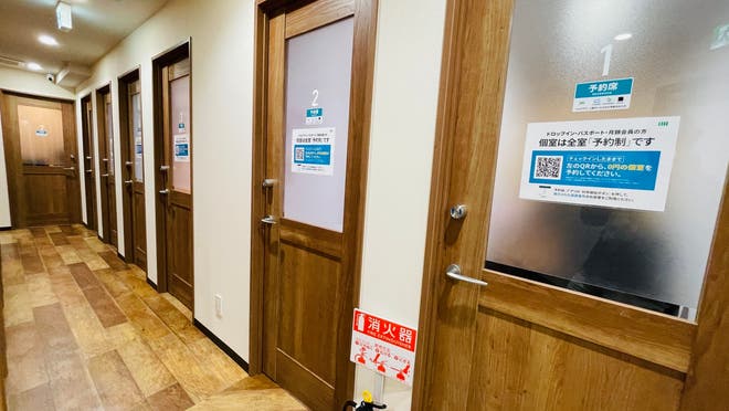 【¥660/1時間!目黒駅東口徒歩1分】モニター・フリードリンク付き1名個室(ブース6)※予約時間前は入室不可の写真4