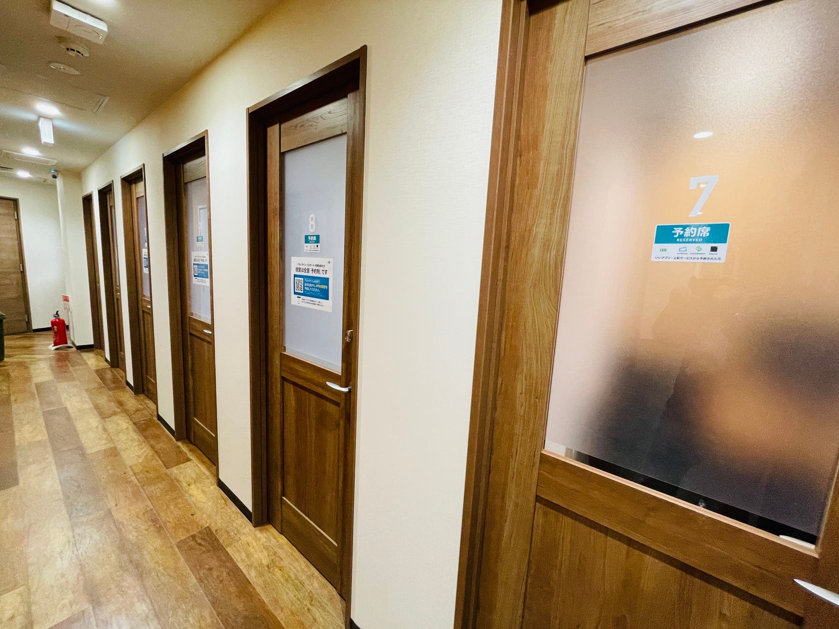 【¥660/1時間！目黒駅東口徒歩1分】モニター・フリードリンク付き1名個室（ブース8）※予約時間前は入室不可の写真4