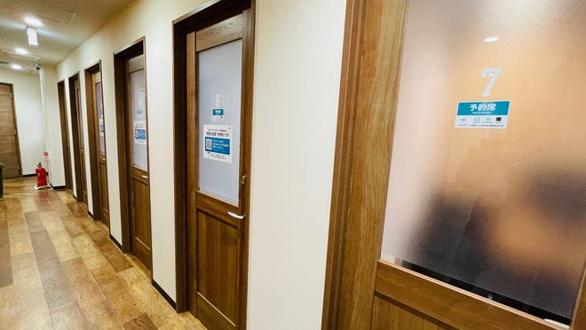 【¥660/1時間!目黒駅東口徒歩1分】モニター・フリードリンク付き1名個室(ブース9)※予約時間前は入室不可の写真4