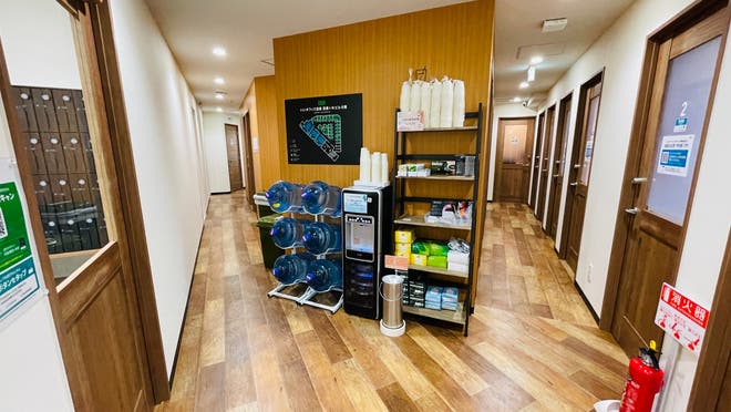 【¥660/1時間!目黒駅東口徒歩1分】モニター・フリードリンク付き1名個室(ブース11)※予約時間前は入室不可の写真3