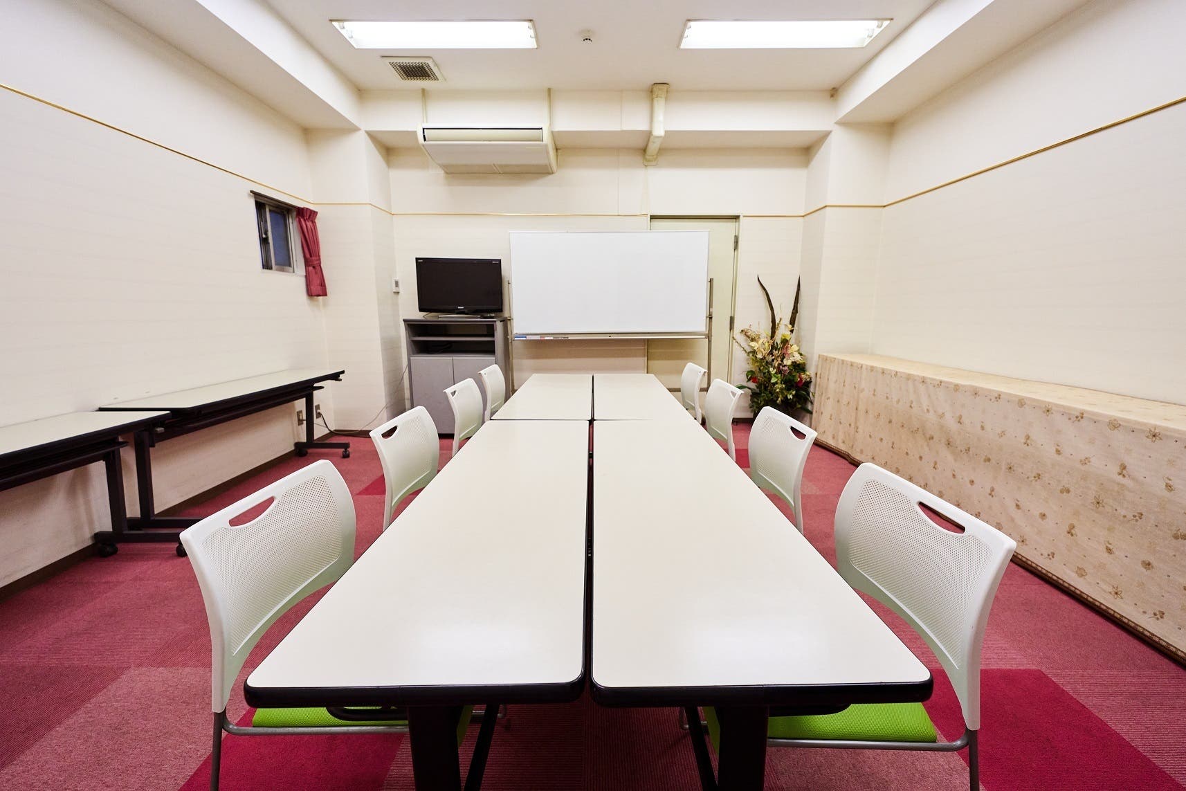講座開催・会議・学習・フリースペースとしてご使用ください。ホテルの中にありますので、安心してお過ごいただけます。の写真1