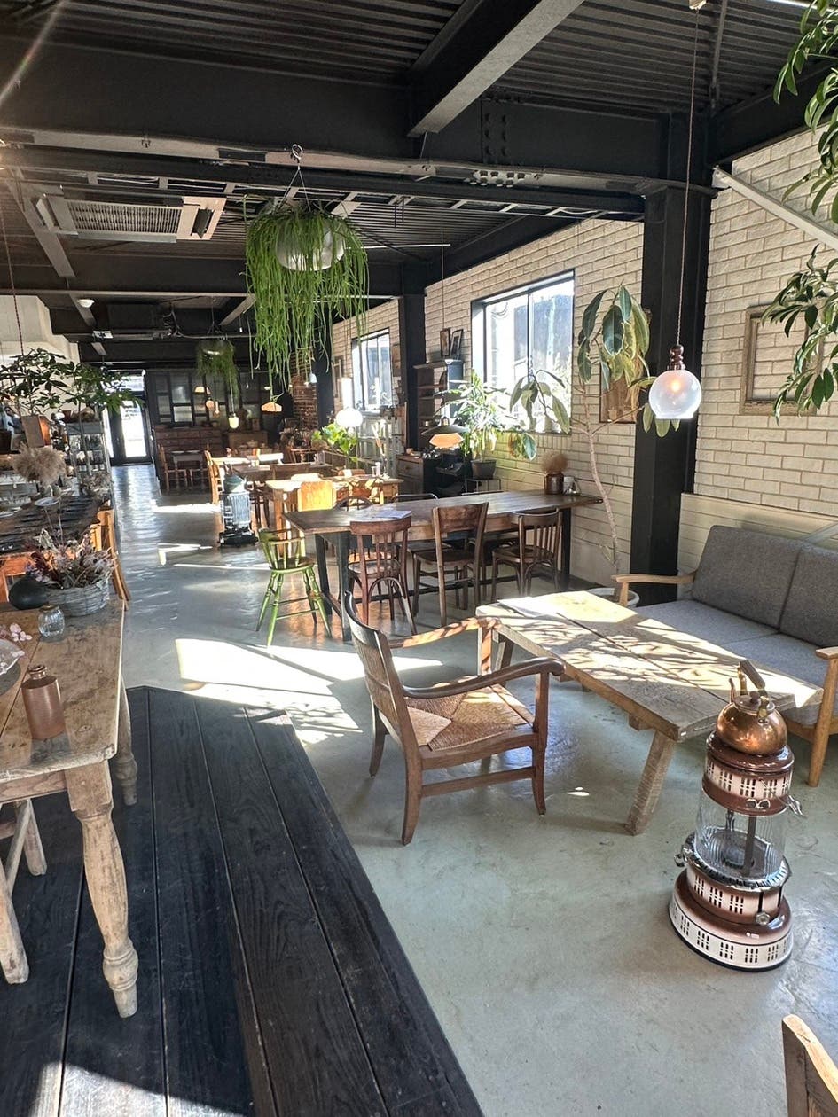 築50年の建物をリノベーションしたアンティークカフェの写真6