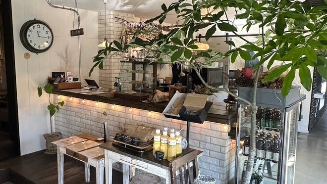 築50年の建物をリノベーションしたアンティークカフェの写真7