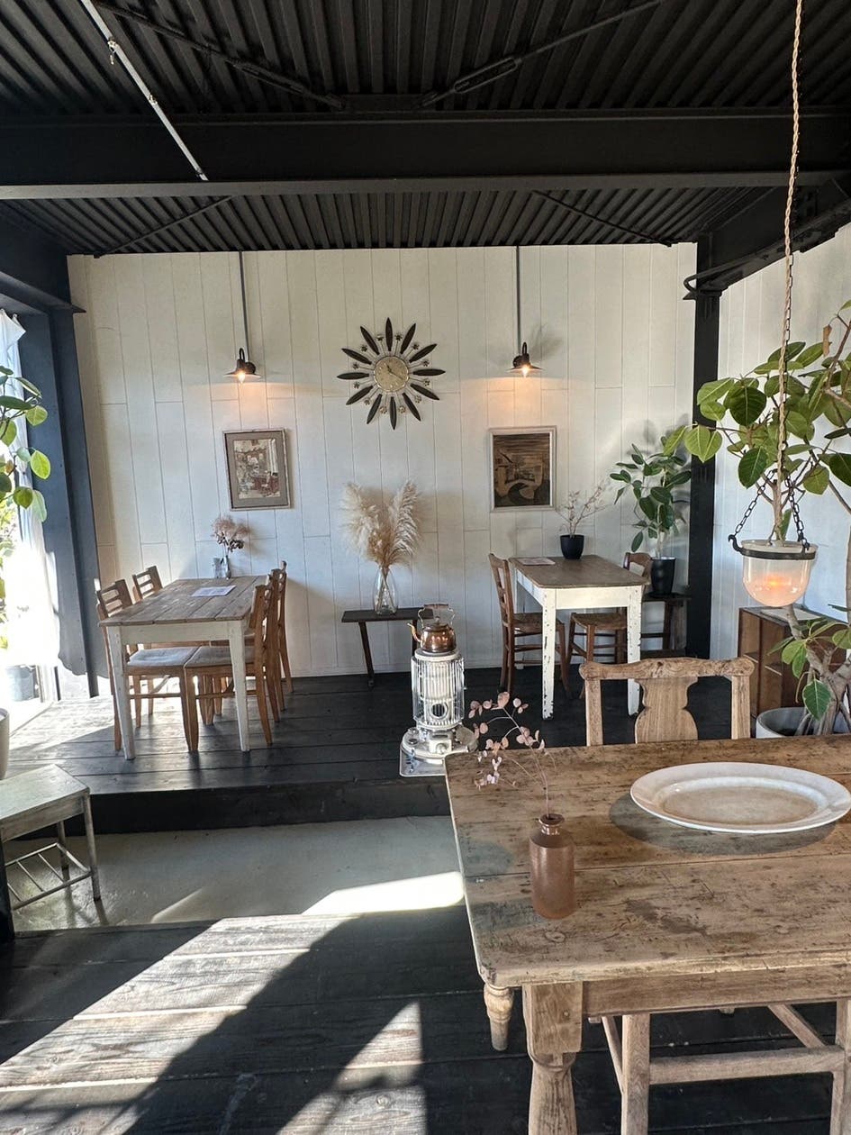 築50年の建物をリノベーションしたアンティークカフェの写真8