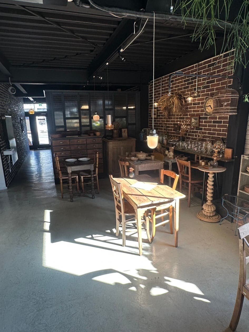 築50年の建物をリノベーションしたアンティークカフェの写真9