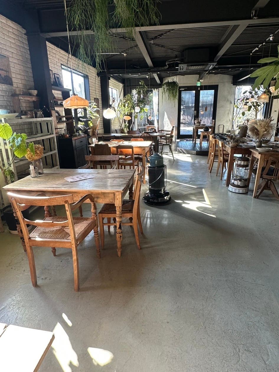 築50年の建物をリノベーションしたアンティークカフェの写真10