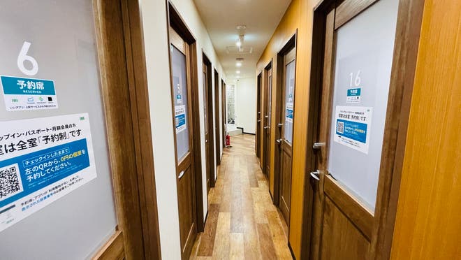 【¥660/1時間!目黒駅東口徒歩1分】モニター・フリードリンク付き1名個室(ブース17)※予約時間前は入室不可の写真3