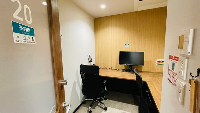 【¥550/30分!目黒駅東口徒歩1分】モニター・フリードリンク付き2名個室(ブース20)※予約時間前は入室不可の写真1