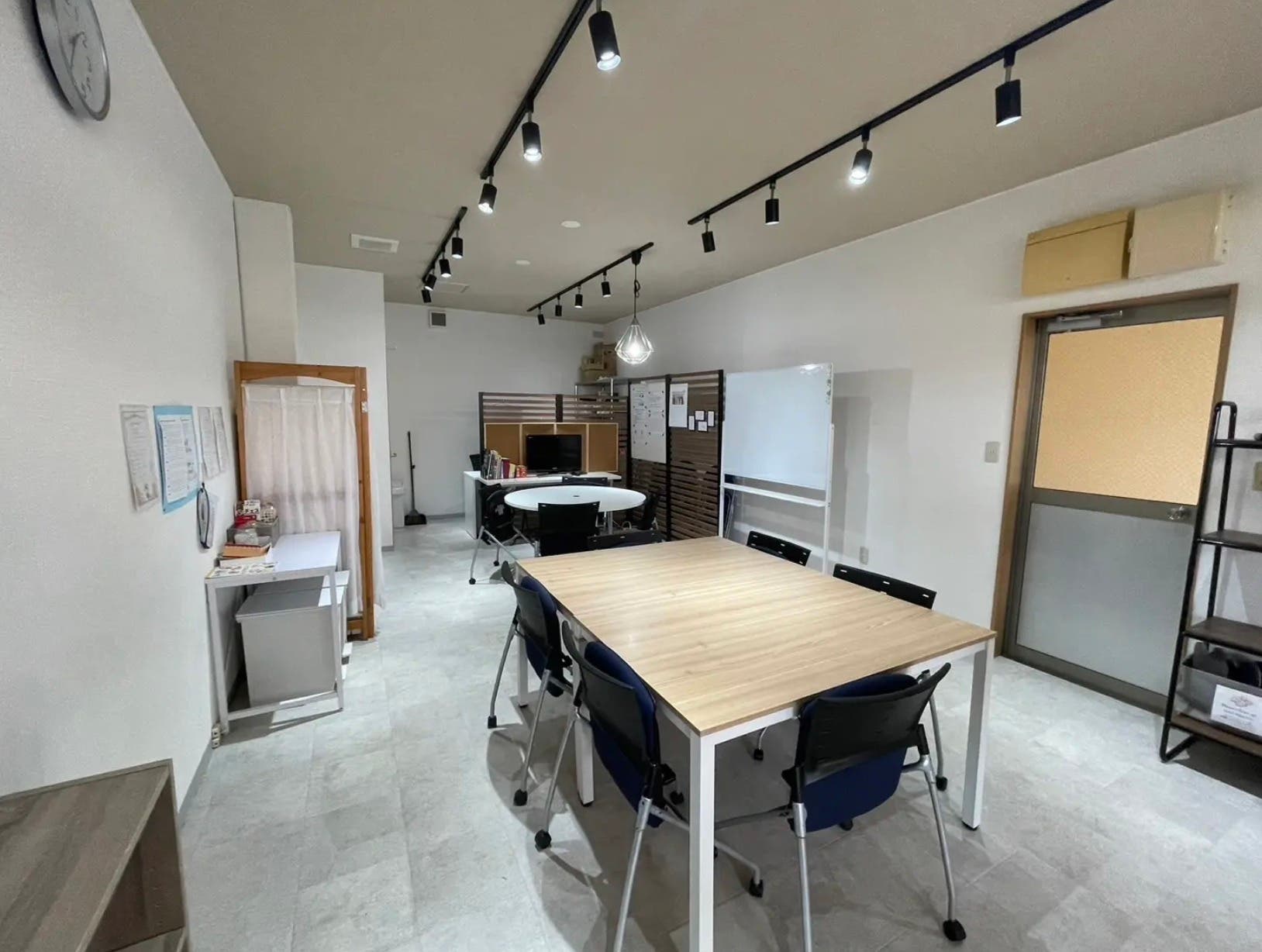 貸し会議室・ワークスペース・綺麗な個室・WiFi・大型モニター・ホワイトボード無料の写真1