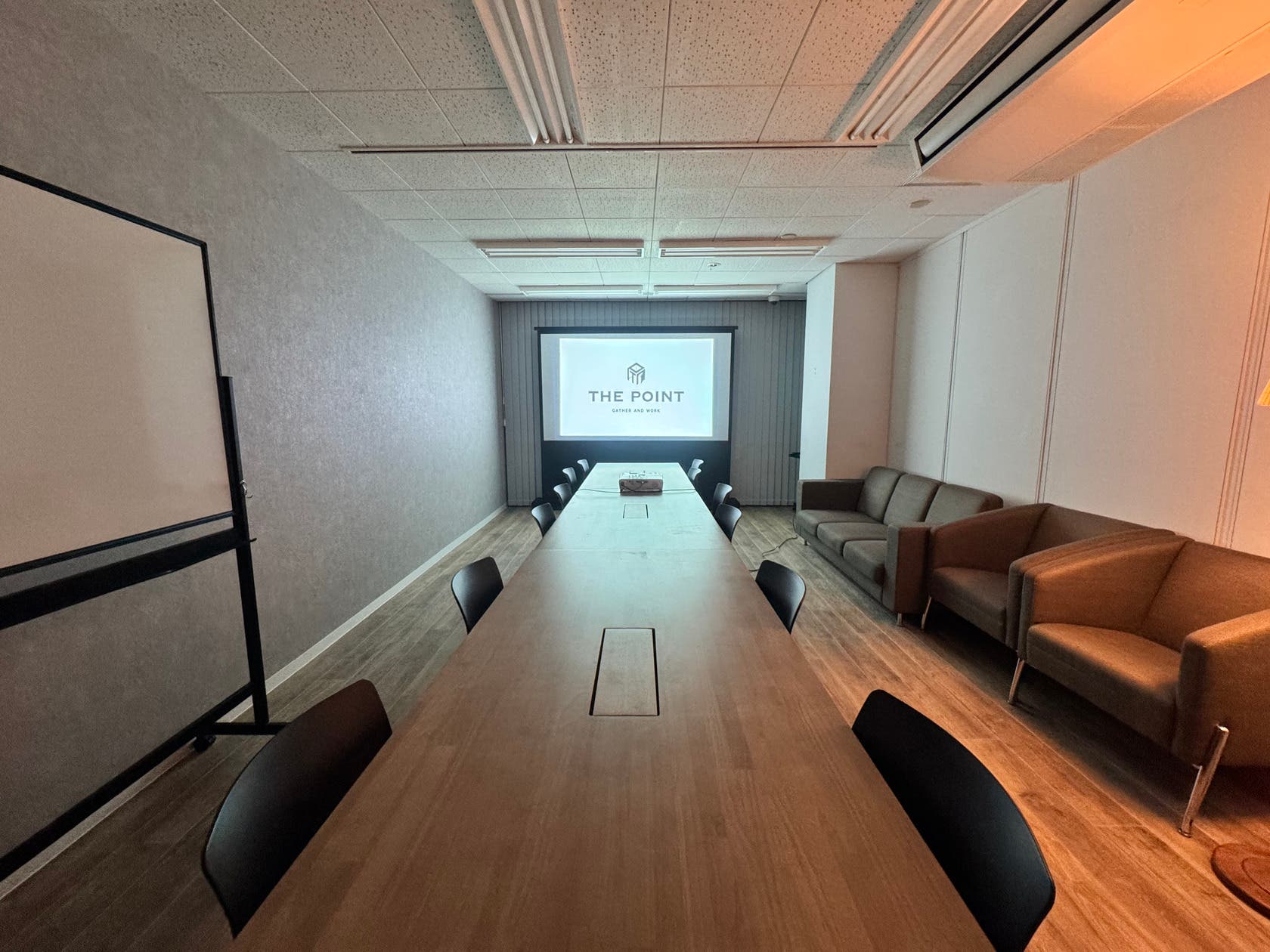 駅直結！新橋駅徒歩1分｜最大20名｜会議、ワークショップ、勉強会、ゲーム、控え室や懇親会に最適！レンタルスペース『ド・ゴール』の写真2