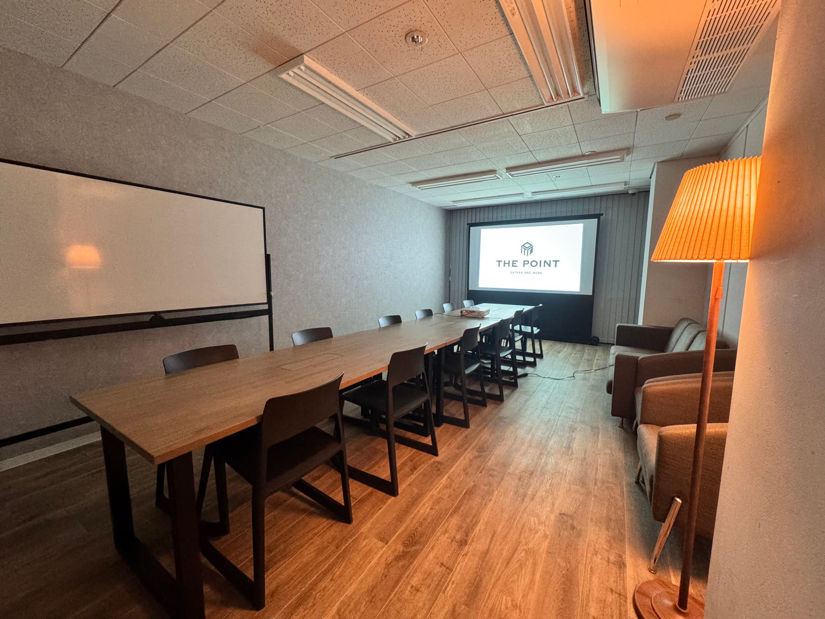 駅直結！新橋駅徒歩1分｜最大20名｜会議、ワークショップ、勉強会、ゲーム、控え室や懇親会に最適！レンタルスペース『ド・ゴール』の写真3