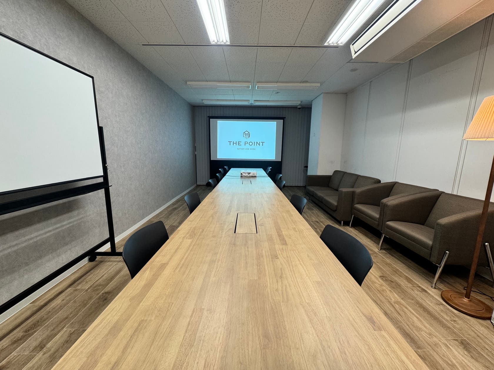 駅直結！新橋駅徒歩1分｜最大20名｜会議、ワークショップ、勉強会、ゲーム、控え室や懇親会に最適！レンタルスペース『ド・ゴール』の写真10