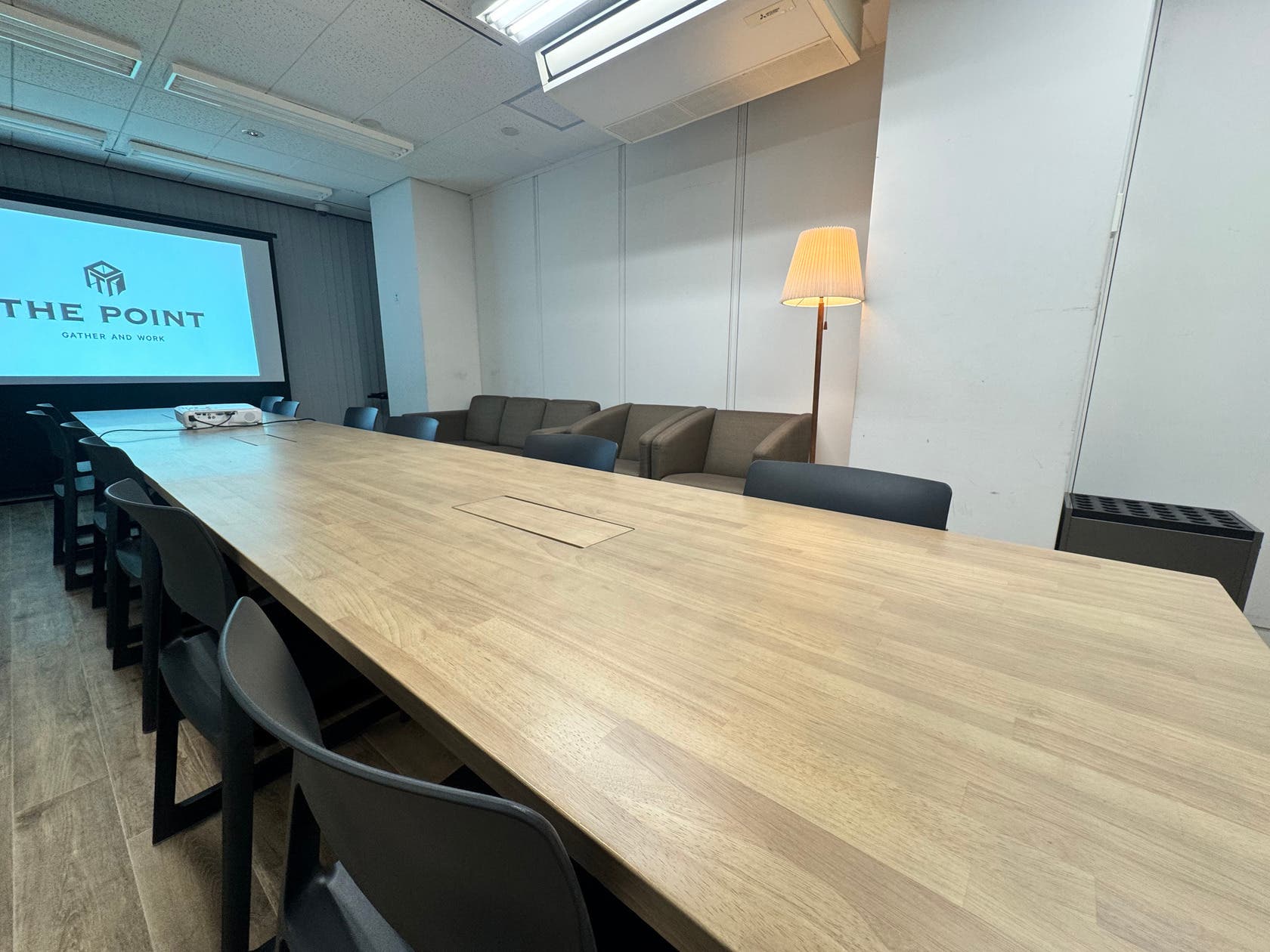 駅直結！新橋駅徒歩1分｜最大20名｜会議、ワークショップ、勉強会、ゲーム、控え室や懇親会に最適！レンタルスペース『ド・ゴール』の写真12