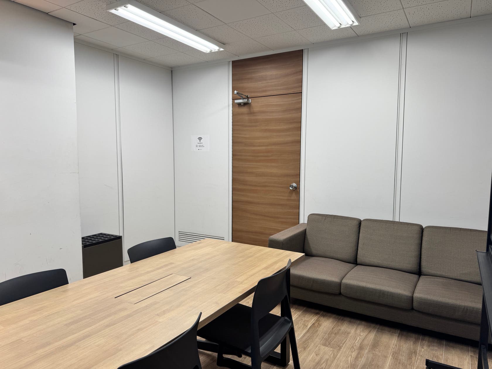 駅直結！新橋駅徒歩1分｜最大20名｜会議、ワークショップ、勉強会、ゲーム、控え室や懇親会に最適！レンタルスペース『ド・ゴール』の写真17