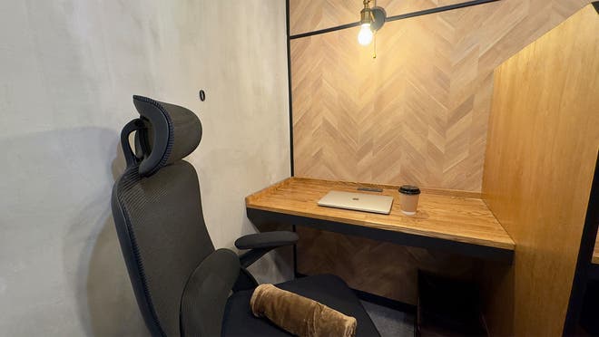 【個室ブース0】コーヒー無料☕️/高速Wi-Fi/専用コンセント/駅近5分 隠れ家カフェラウンジの写真1