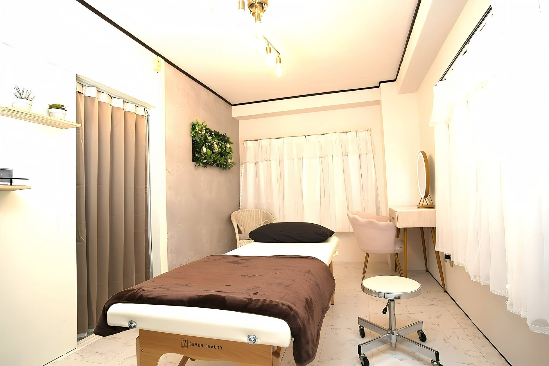 【赤羽駅5分】加湿器導入/電動昇降ベッド有孔/完全個室✨/とにかく広い！😊/待合室＋施術室完備！/Rainbowの写真1