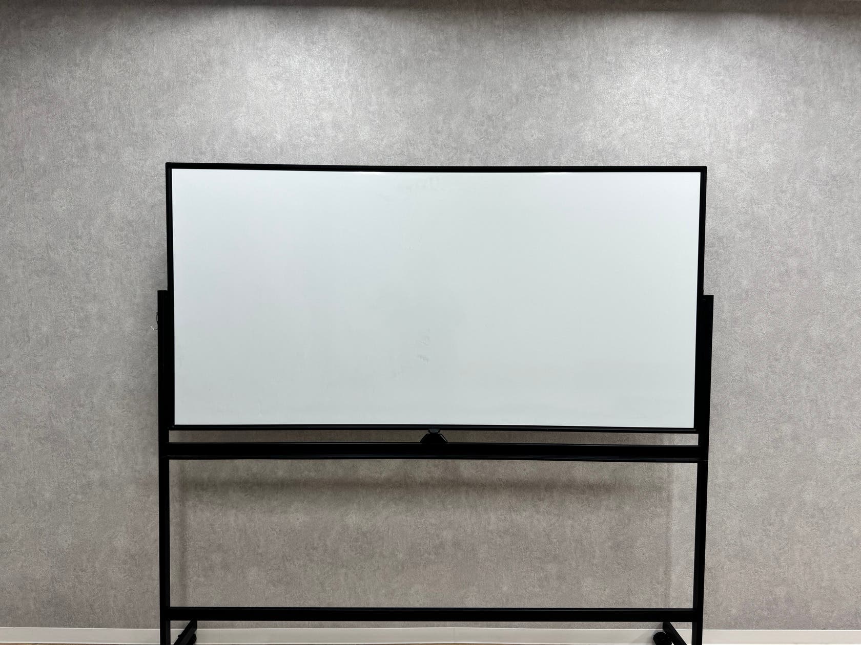 駅直結！新橋駅徒歩1分｜最大24名｜セミナー、ワークショップ、勉強会、控え室や懇親会に最適！レンタルスペース『エミール・ガレ』の写真9