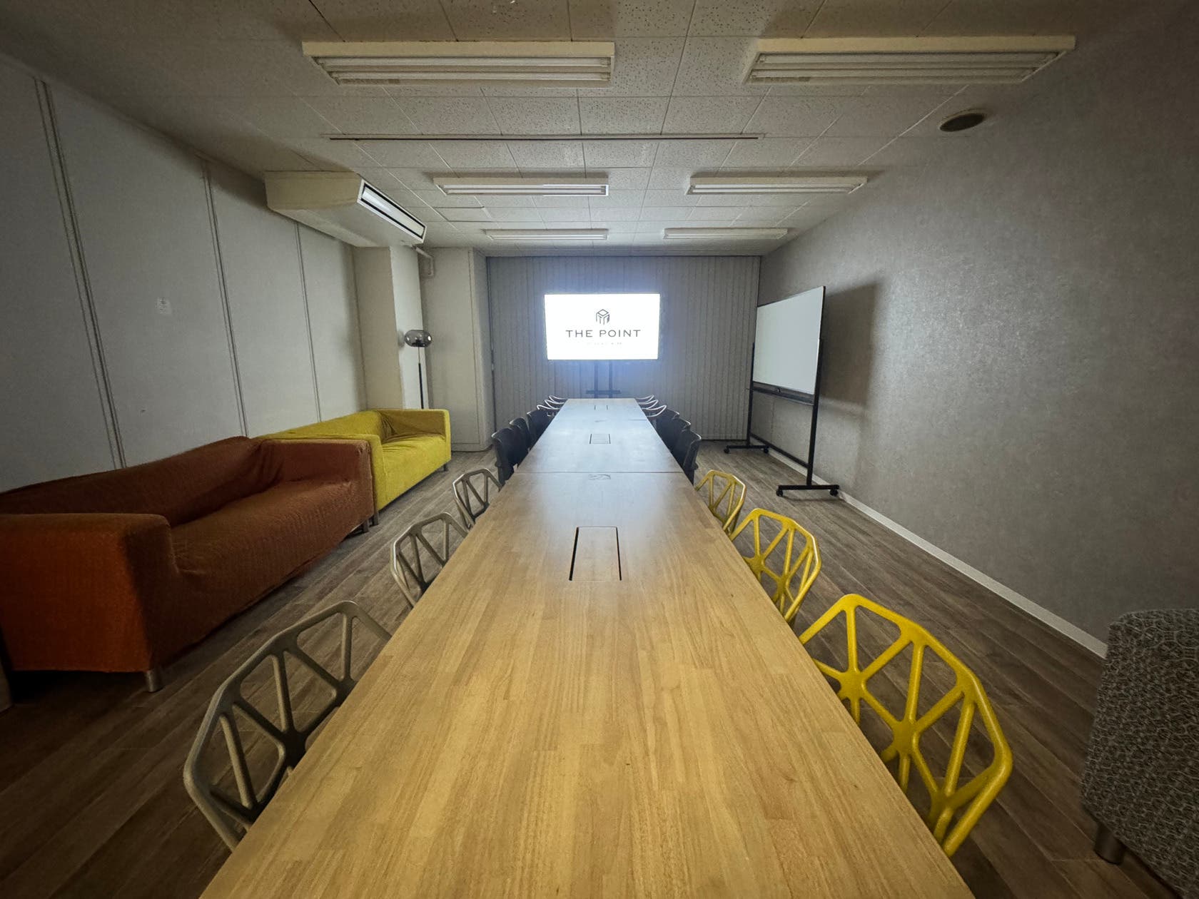 駅直結！新橋駅徒歩1分｜最大24名｜セミナー、ワークショップ、勉強会、控え室や懇親会に最適！レンタルスペース『エミール・ガレ』の写真2