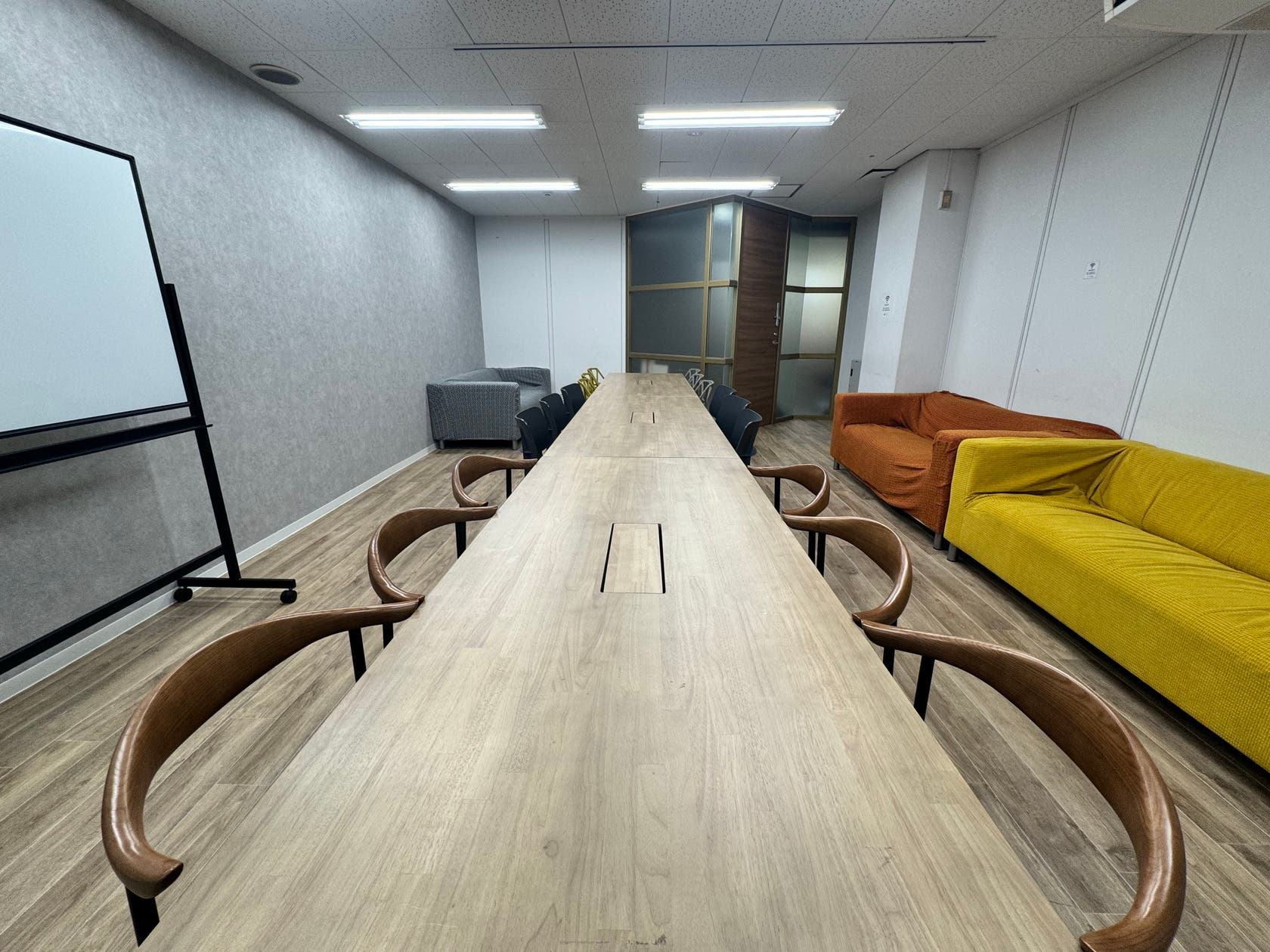 駅直結！新橋駅徒歩1分｜最大24名｜セミナー、ワークショップ、勉強会、控え室や懇親会に最適！レンタルスペース『エミール・ガレ』の写真15