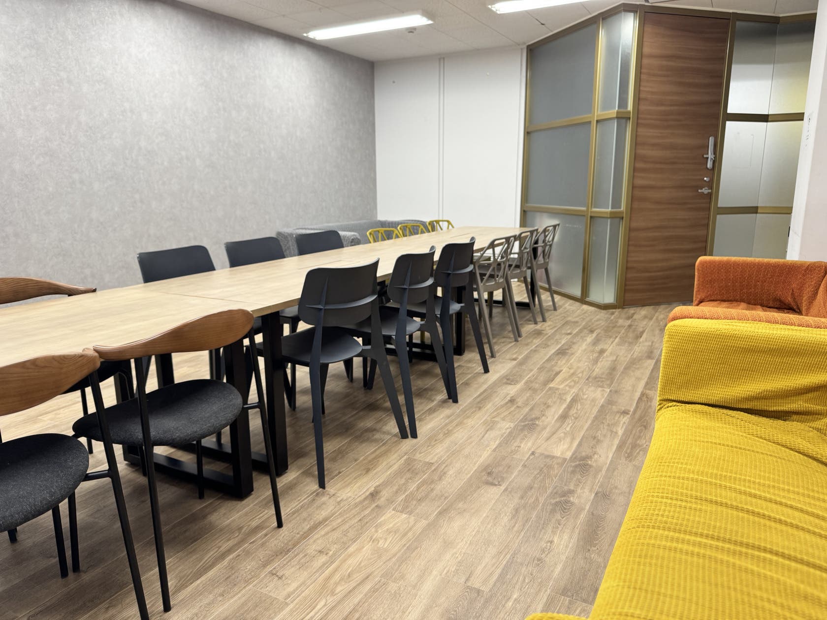 駅直結！新橋駅徒歩1分｜最大24名｜セミナー、ワークショップ、勉強会、控え室や懇親会に最適！レンタルスペース『エミール・ガレ』の写真16