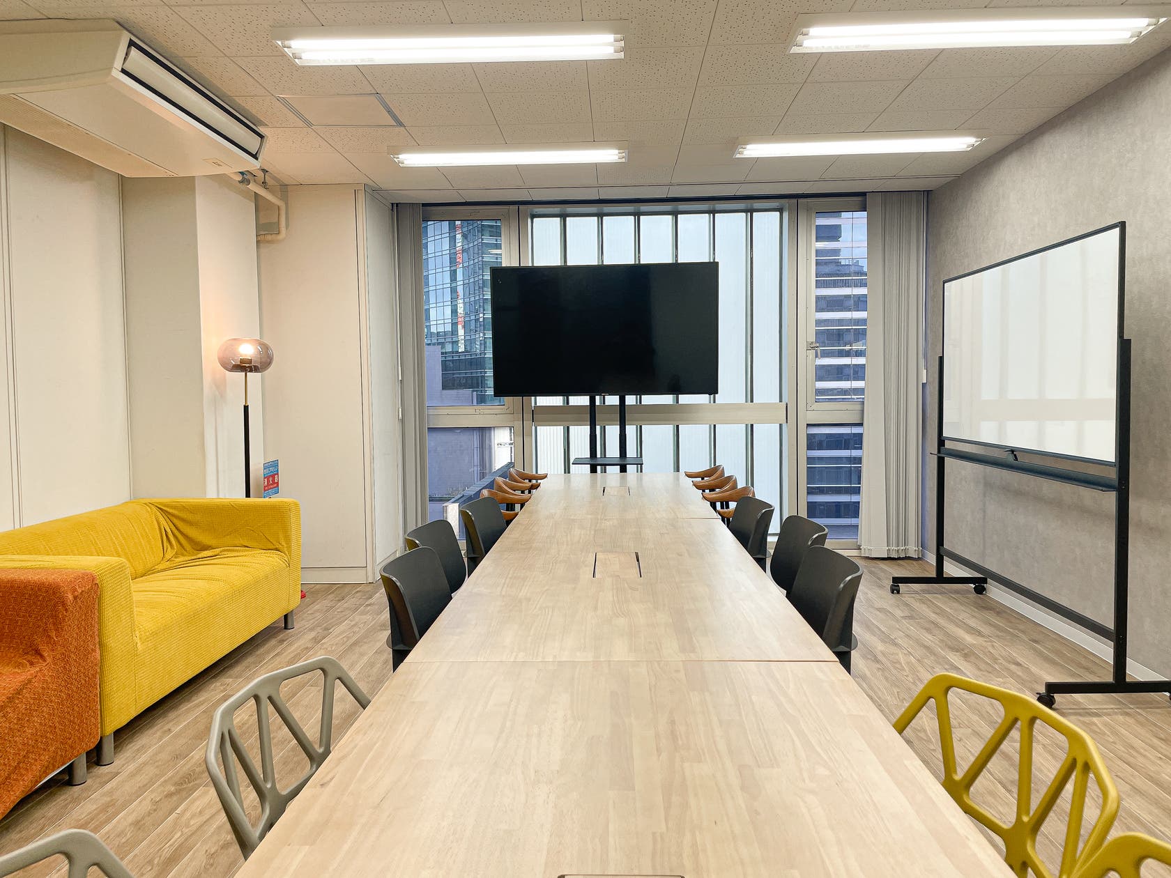 駅直結！新橋駅徒歩1分｜最大24名｜セミナー、ワークショップ、勉強会、控え室や懇親会に最適！レンタルスペース『エミール・ガレ』の写真1