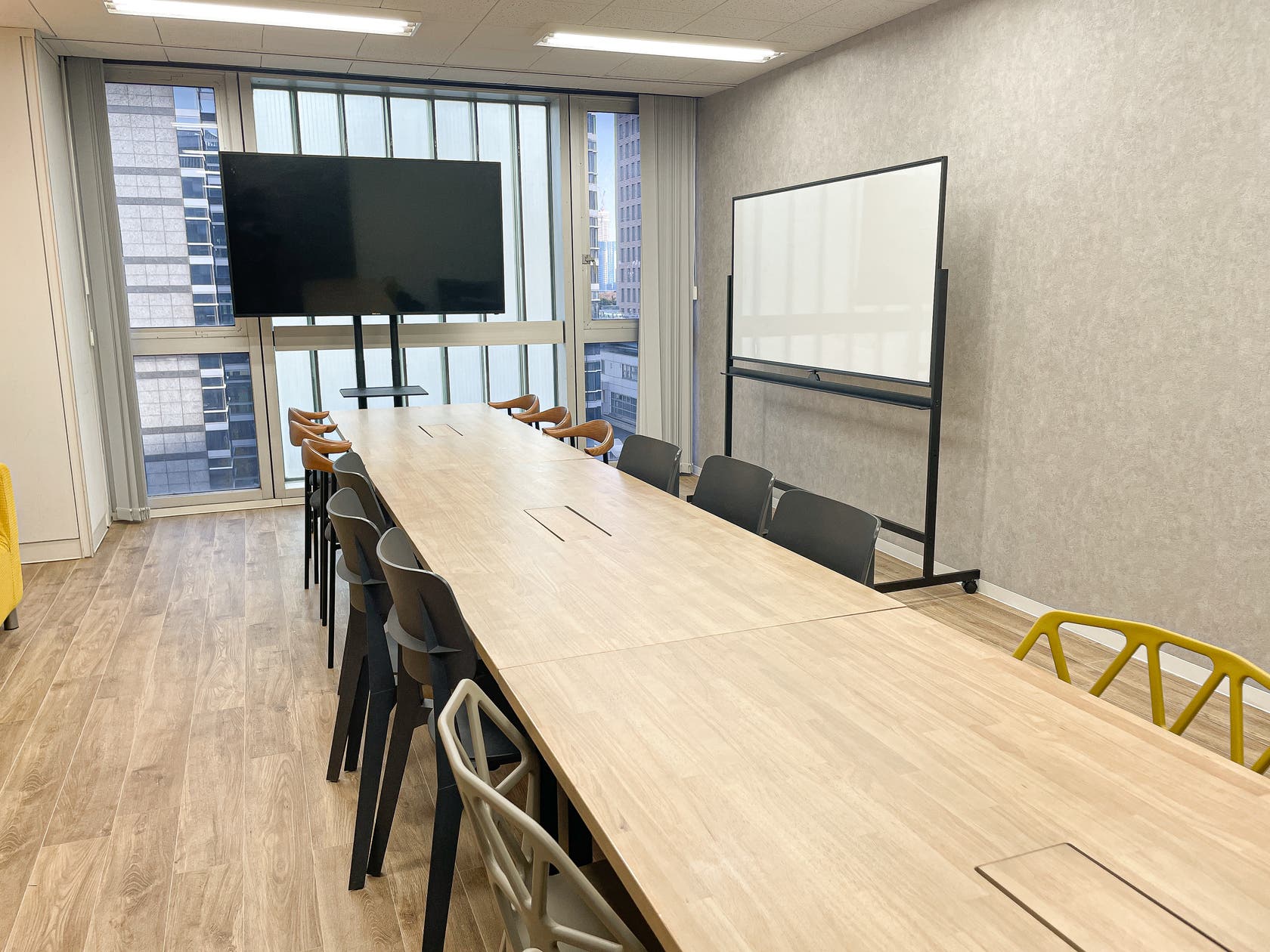 駅直結！新橋駅徒歩1分｜最大24名｜セミナー、ワークショップ、勉強会、控え室や懇親会に最適！レンタルスペース『エミール・ガレ』の写真7