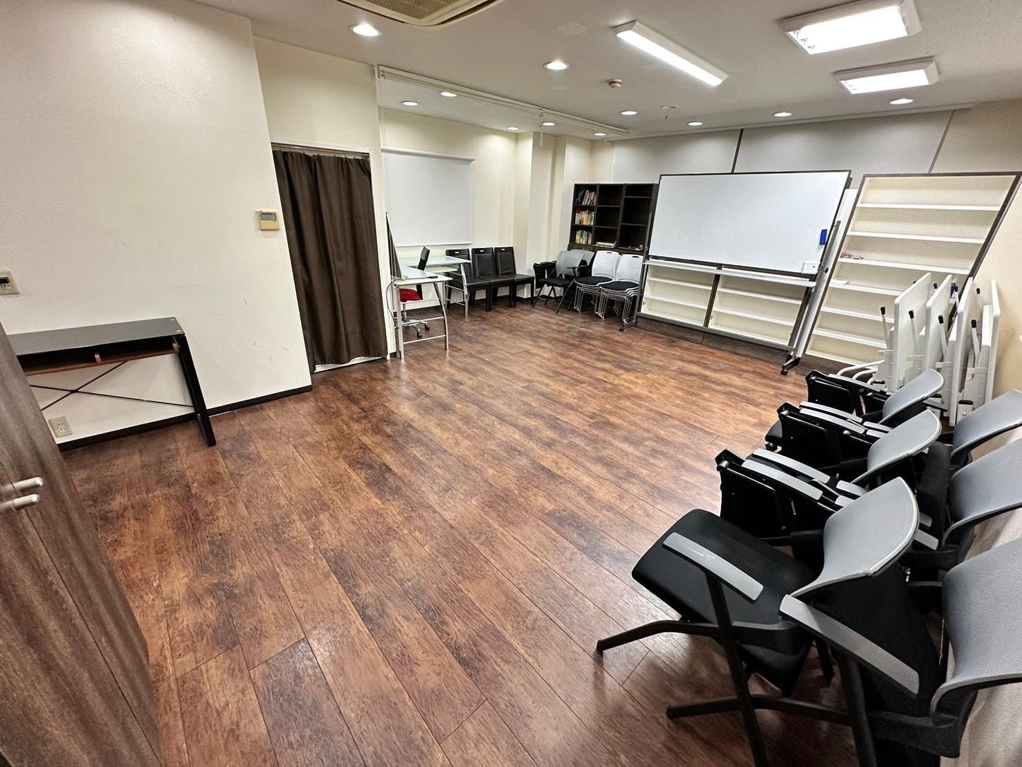 広島市中区三川町中央通り沿い！ZOOM会議やリモートでも使える会議室！  ・約１３坪のスペースでセミナーにピッタリ！の写真7