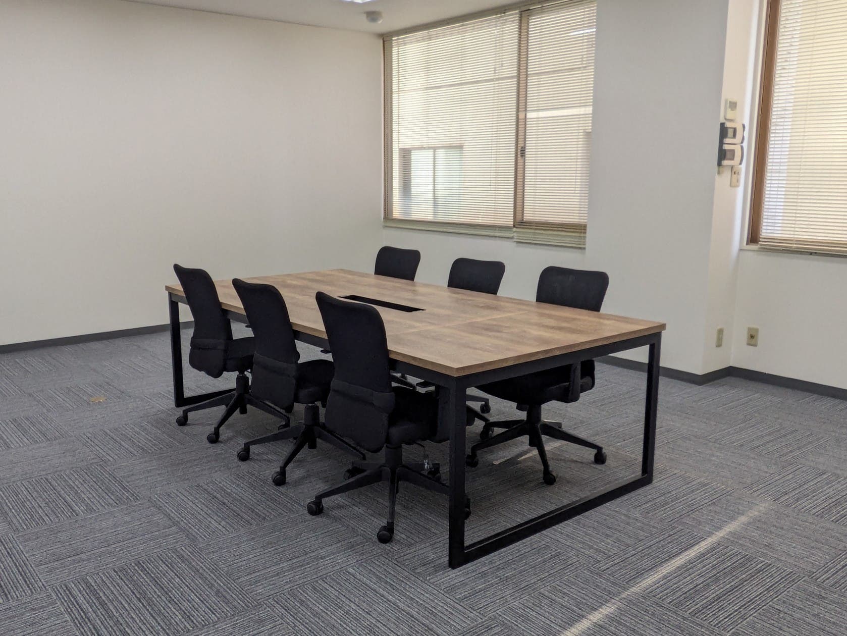 勾当台公園駅【402会議室】30分から利用できる！静かで落ち着いた環境◎　面接・面談に最適な貸し会議室の写真2