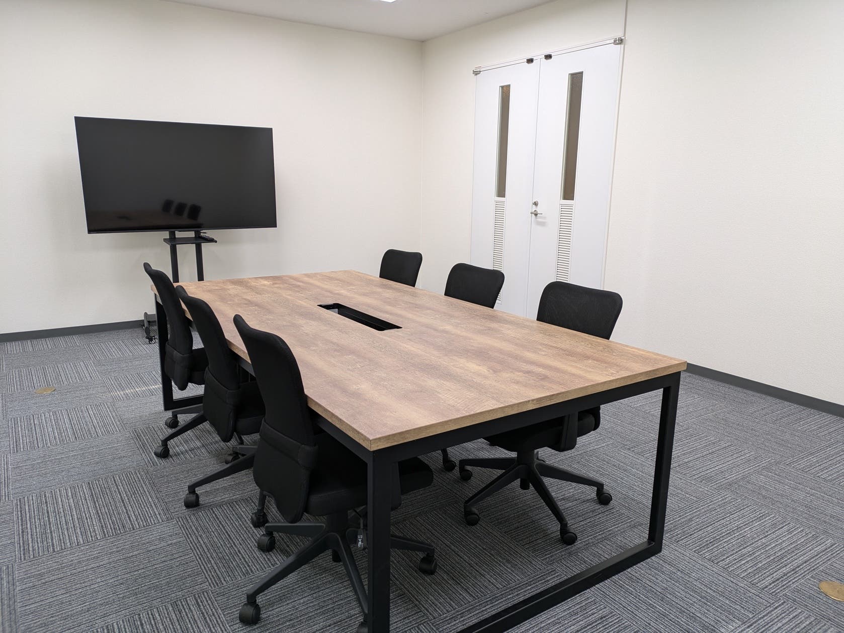 勾当台公園駅【402会議室】30分から利用できる！静かで落ち着いた環境◎　面接・面談に最適な貸し会議室の写真1