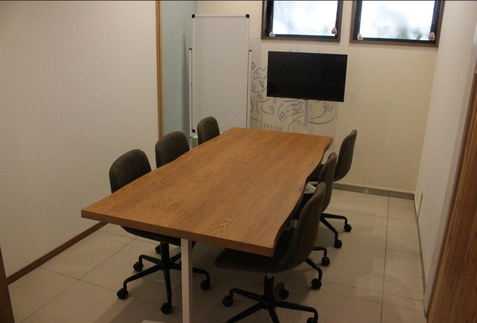 塩尻のコワーキングスペース】モニター・ホワイトボード付き！！7名会議室の写真1
