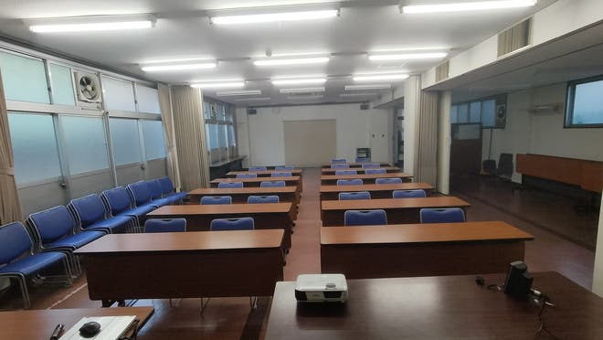 鶴見駅徒歩圏、利用用途自由な大型多目的レンタルスペースの写真1