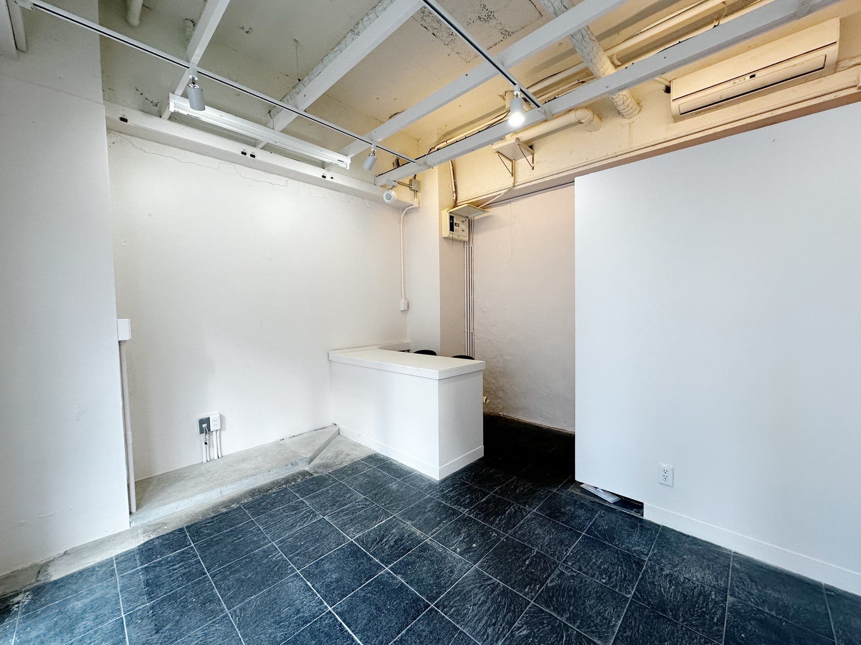 OPEN記念価格【名古屋パルコから徒歩5分】使い勝手抜群!!約5坪のレンタルスペース！の写真1