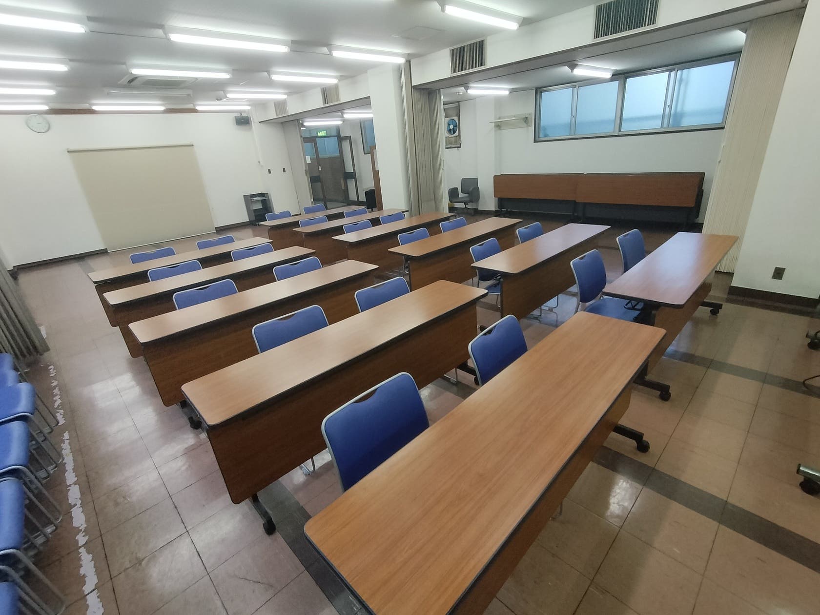 鶴見駅徒歩圏、利用用途自由な大型多目的レンタルスペースの写真5