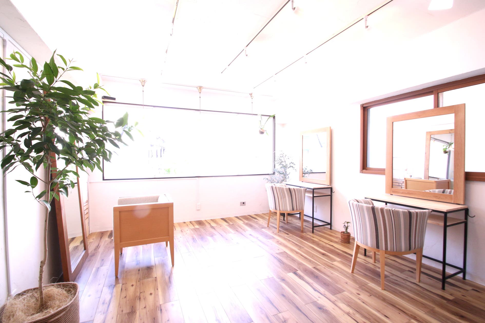 [自由が丘駅から徒歩6分]☆木の温もりの癒し空間☆隠れ家サロンの写真2