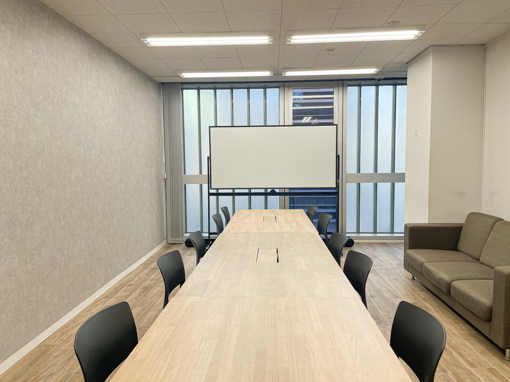 駅直結！新橋駅徒歩1分｜最大20名｜会議、ワークショップ、勉強会、ゲーム、控え室や懇親会に最適！レンタルスペース『ド・ゴール』の写真13