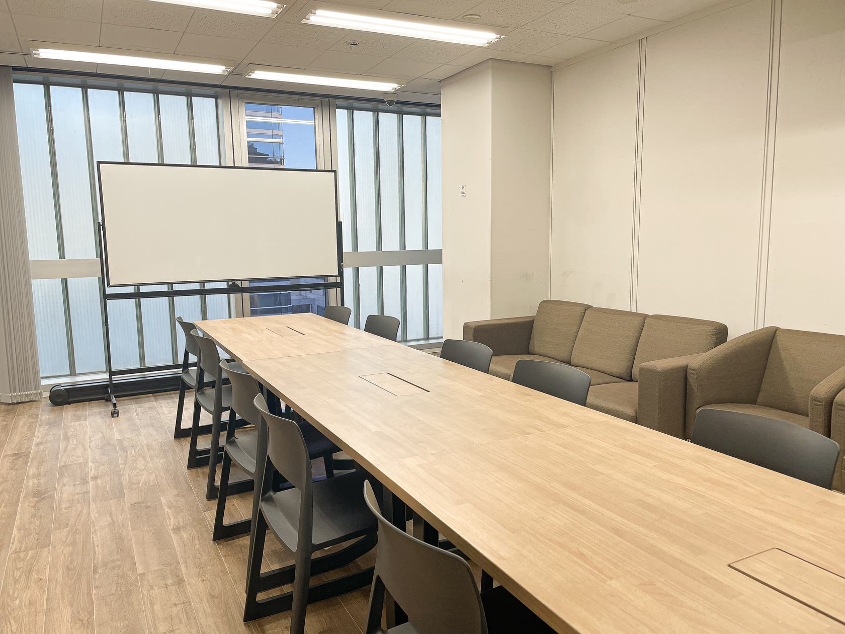 駅直結！新橋駅徒歩1分｜最大20名｜会議、ワークショップ、勉強会、ゲーム、控え室や懇親会に最適！レンタルスペース『ド・ゴール』の写真14