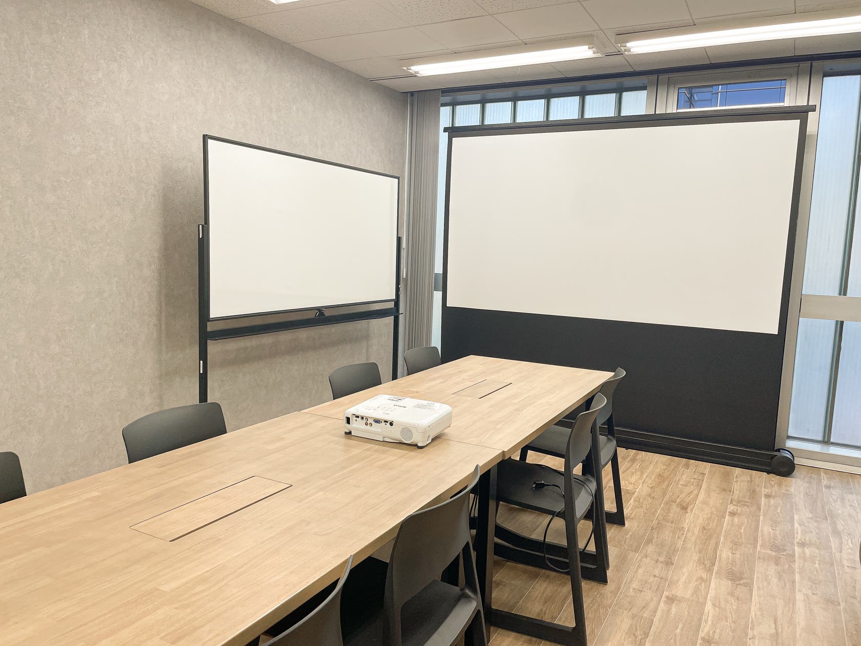 駅直結！新橋駅徒歩1分｜最大20名｜会議、ワークショップ、勉強会、ゲーム、控え室や懇親会に最適！レンタルスペース『ド・ゴール』の写真6