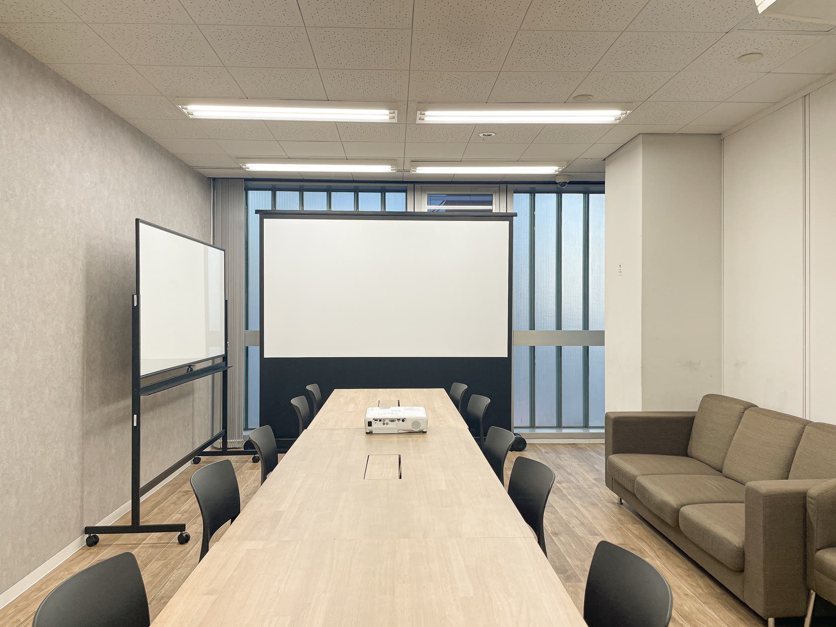 駅直結！新橋駅徒歩1分｜最大20名｜会議、ワークショップ、勉強会、ゲーム、控え室や懇親会に最適！レンタルスペース『ド・ゴール』の写真1