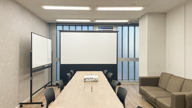 駅直結!新橋駅徒歩1分|最大20名|会議、ワークショップ、勉強会、ゲーム、控え室や懇親会に最適!レンタルスペース『ド・ゴール』の写真1