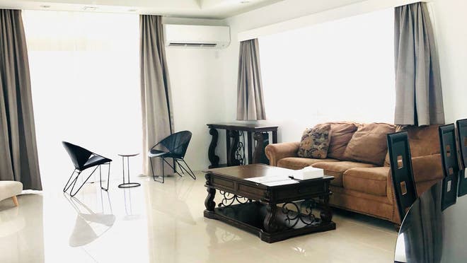 自然光がたっぷり入る真白な広々リビングが印象的・撮影にもオススメ!レッスンクラスにも♪庭付き戸建ての写真2