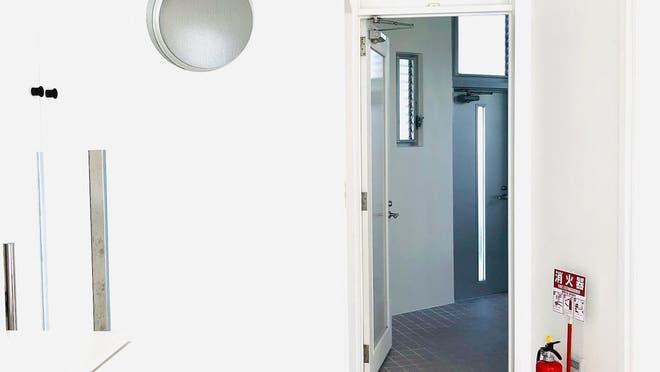 自然光がたっぷり入る真白な広々リビングが印象的・撮影にもオススメ!レッスンクラスにも♪庭付き戸建ての写真4