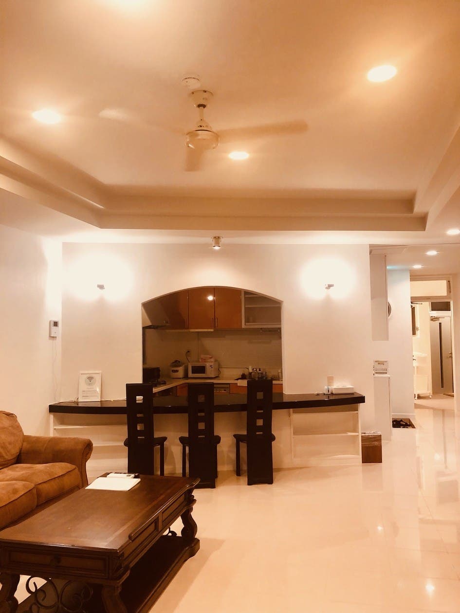 自然光がたっぷり入る真白な広々リビングが印象的・撮影にもオススメ！レッスンクラスにも♪庭付き戸建ての写真13